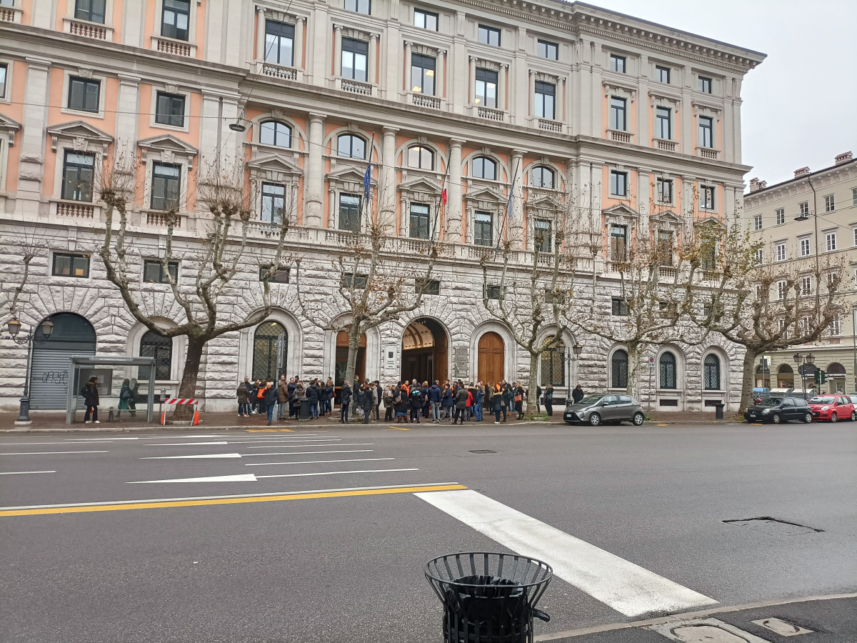 Allarme incendio nel palazzo della Regione in via Carducci, stabile ...
