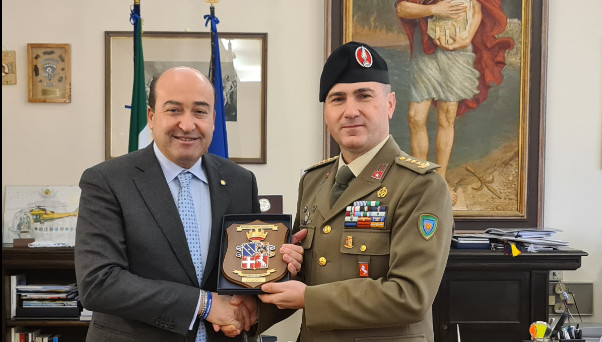 Il Prefetto riceve la visita del nuovo Comandante del Reggimento ...
