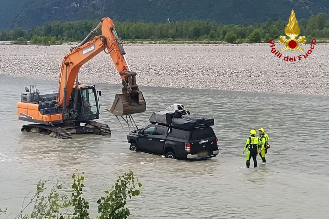 Osoppo, fuoristrada bloccato nel Tagliamento: salvi due turisti e i ...