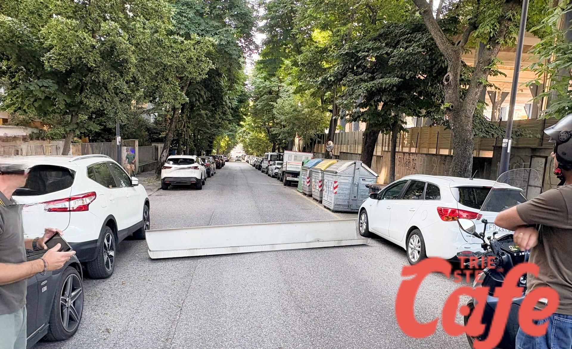 Trieste, crolla un pilone d’acciaio nel cantiere dell’ex Fiera: auto ...